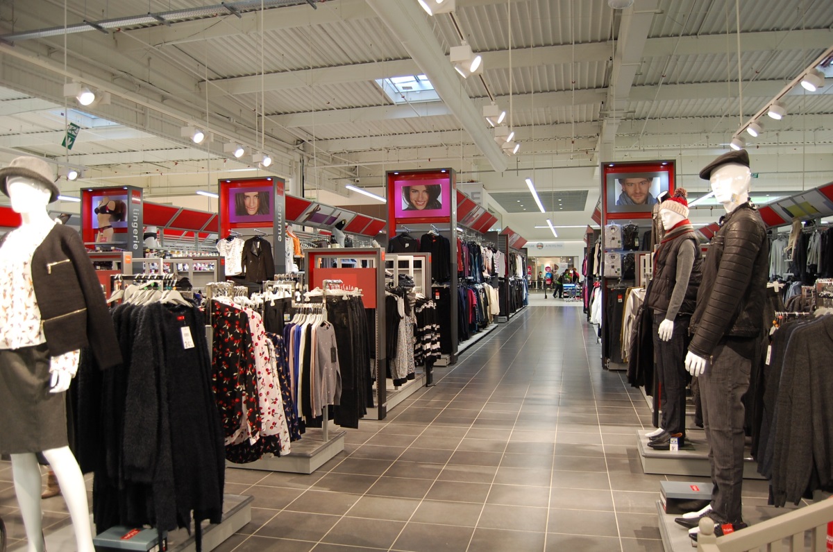 Leclerc-Fagnieres-51-rayon-vetements-Conception-lumiere-Opus-Light©Opus ...