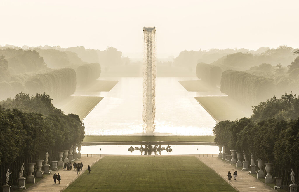 Waterfall de Olafur Eliasson aux jardins de Versailles, l'eau liquide