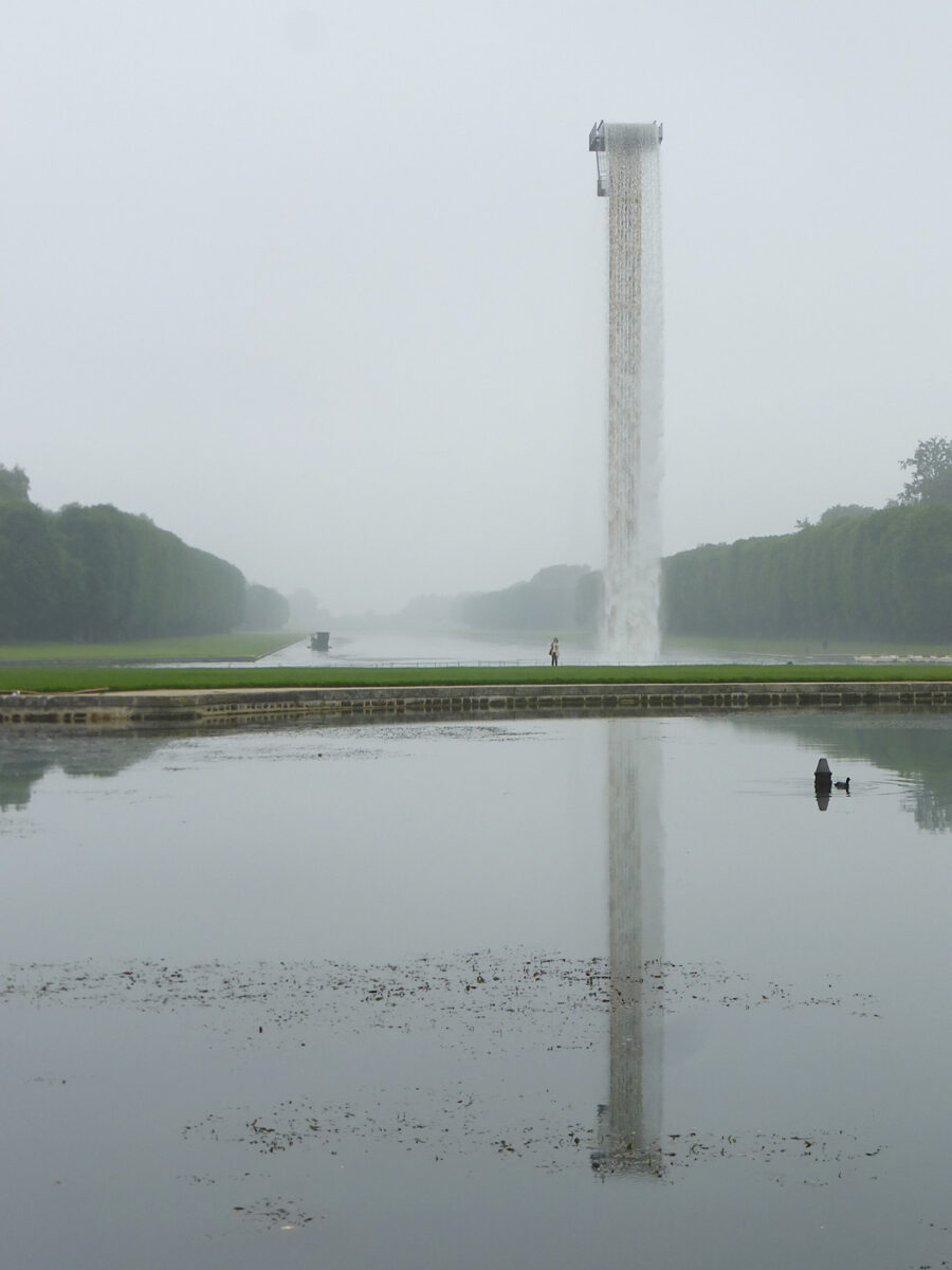 Waterfall de Olafur Eliasson aux jardins de Versailles, l'eau liquide