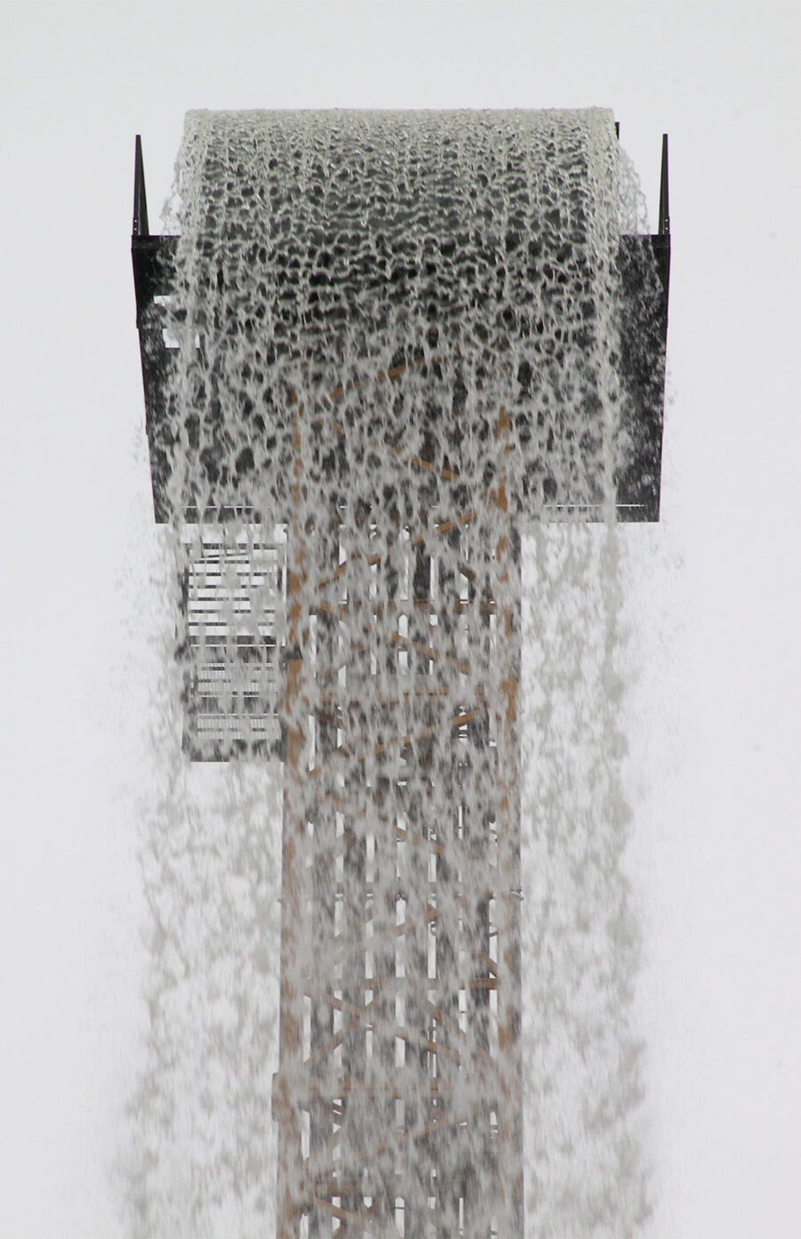 Waterfall de Olafur Eliasson aux jardins de Versailles, l'eau liquide