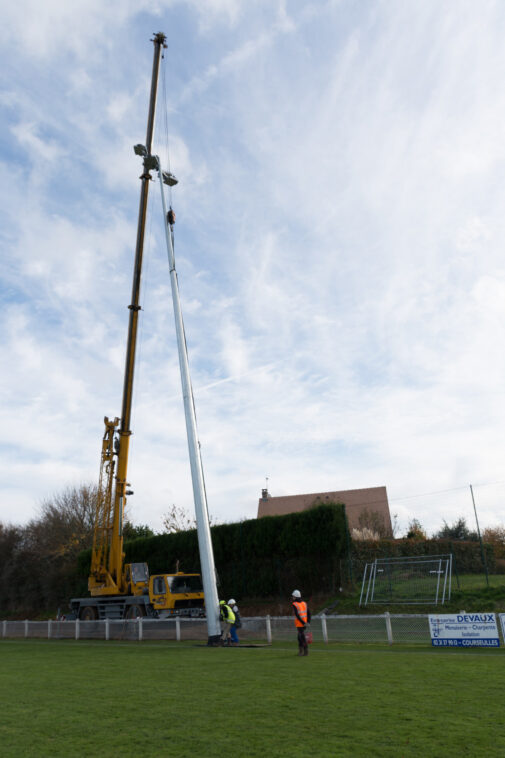 Éclairage sportif LED : mâts et dimensionnement électrique