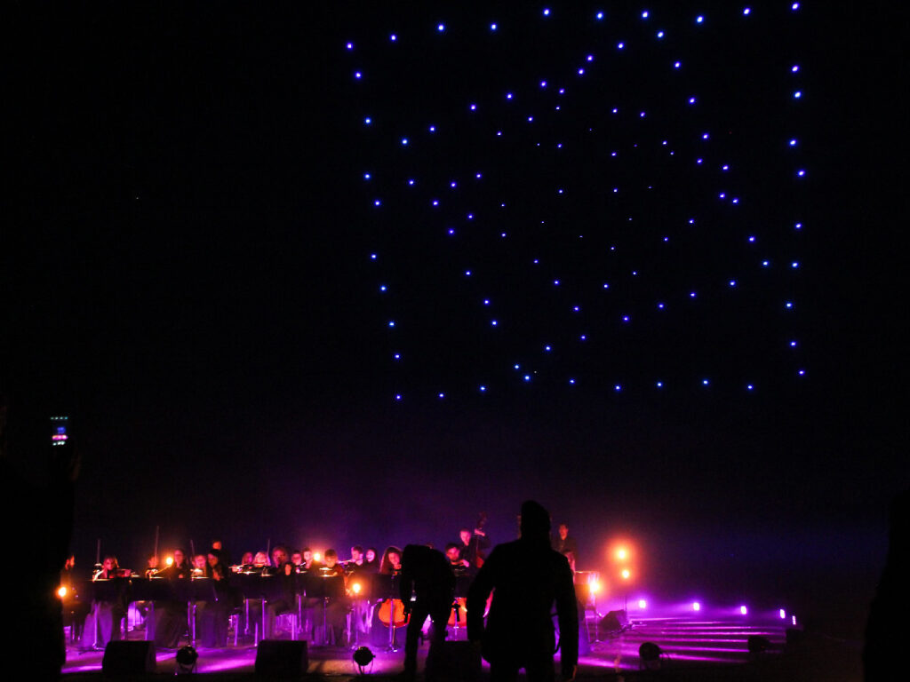12 spectacles de drones les plus époustouflants en nocturne