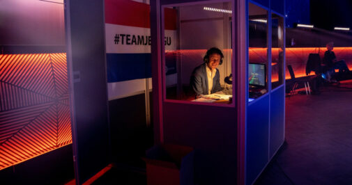 Eurovision 2020 backstage : éclairage de villes la nuit et scène en plateau