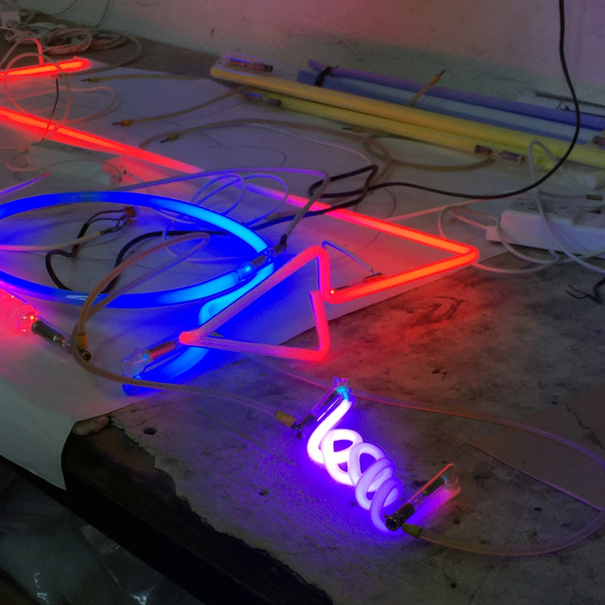Souffleur de verre, néon et couleur de la lumière