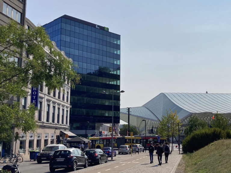 Liège Office Center, cube de verre en lumière par Radiance 35
