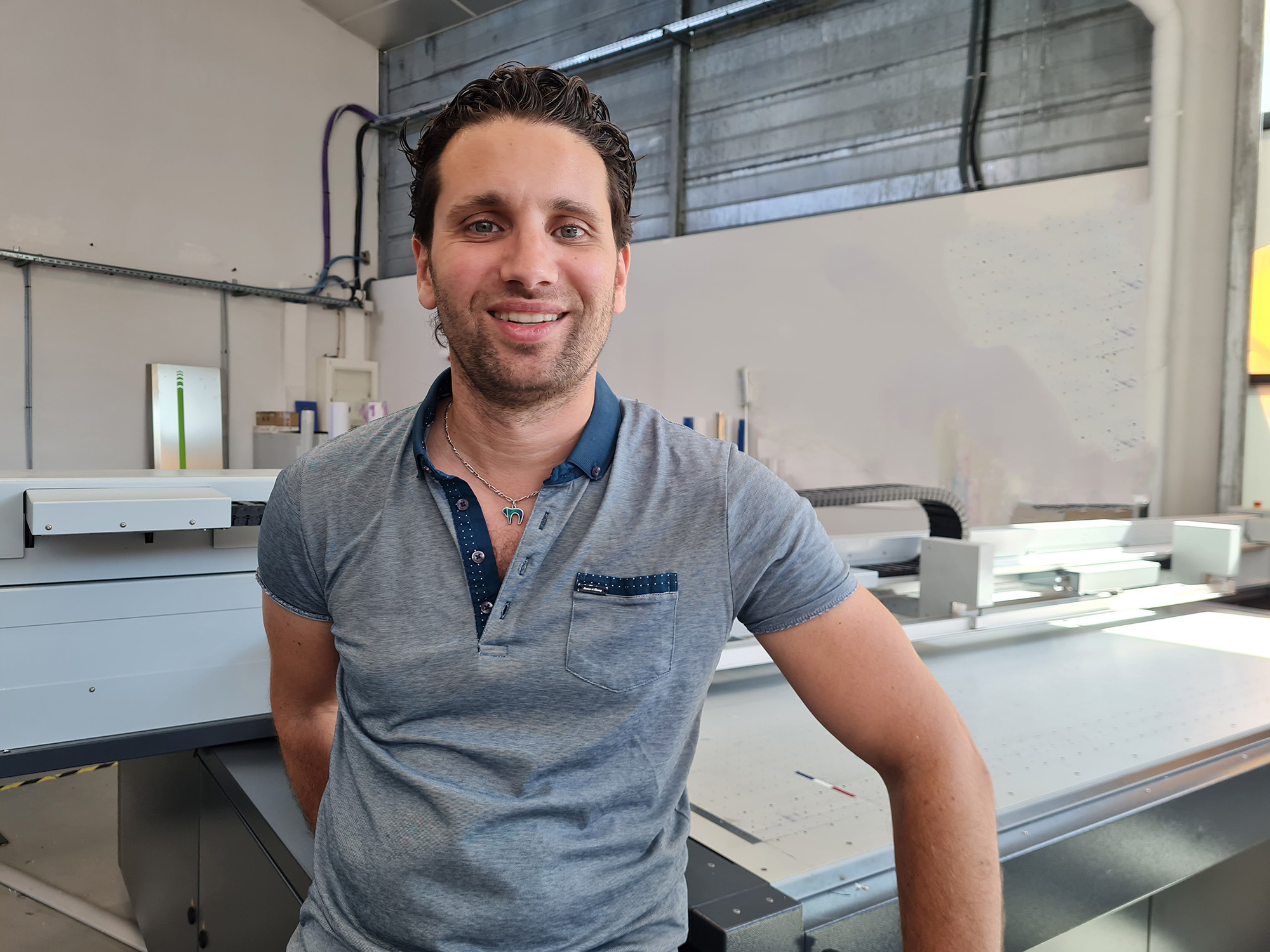 Rudy Assal, du journalisme sportif à la signalétique électroluminescente