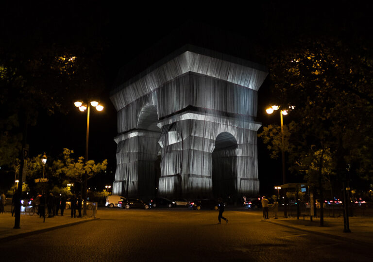 Christo, l'Arc de Triomphe emballé, dates et souvenirs