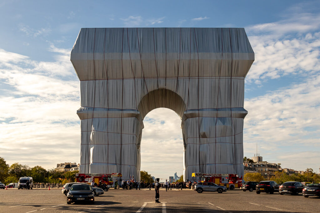 Christo, l'Arc de Triomphe emballé, dates et souvenirs