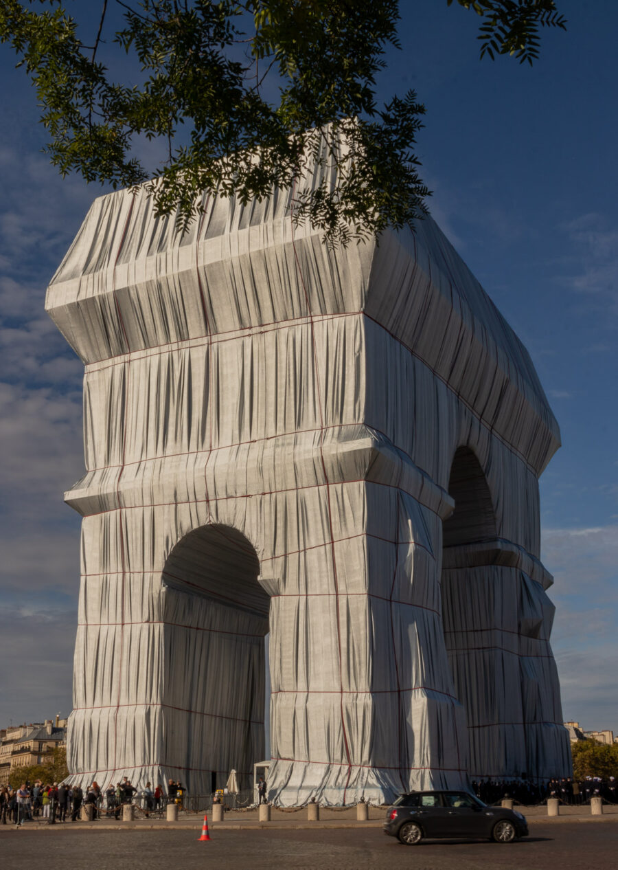 Christo, l'Arc de Triomphe emballé, dates et souvenirs
