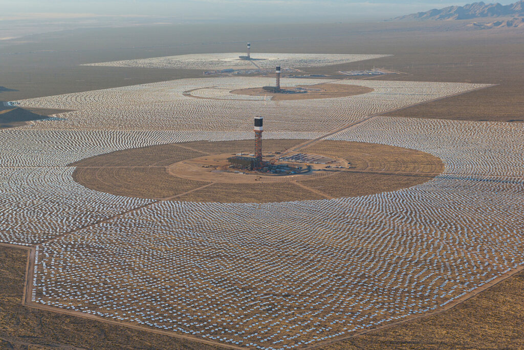 Ivanpah, 173 500 héliostats de 3 centrales d'électricité solaire