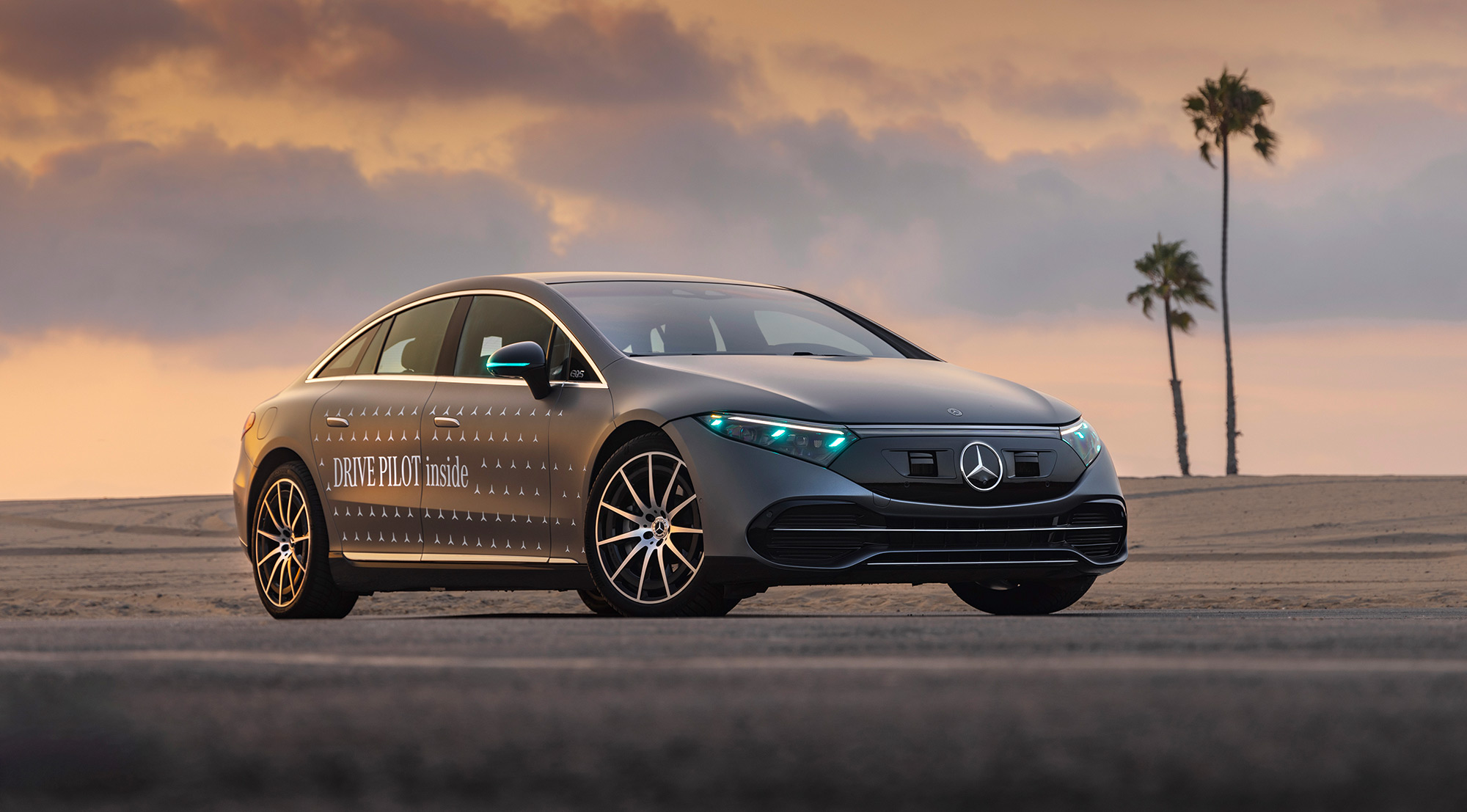 Mercedes-Benz, la voiture autonome en éclairage turquoise