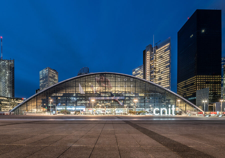 Cnit : la voûte iconique mise en lumière poétique par BOA