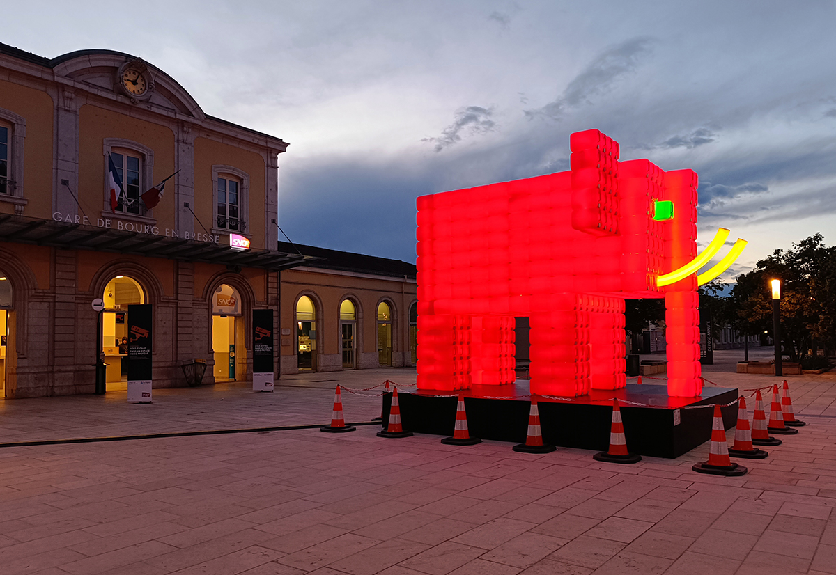 Éléphant Rouge de Bibi à la ZOA de Bourg-en-Bresse